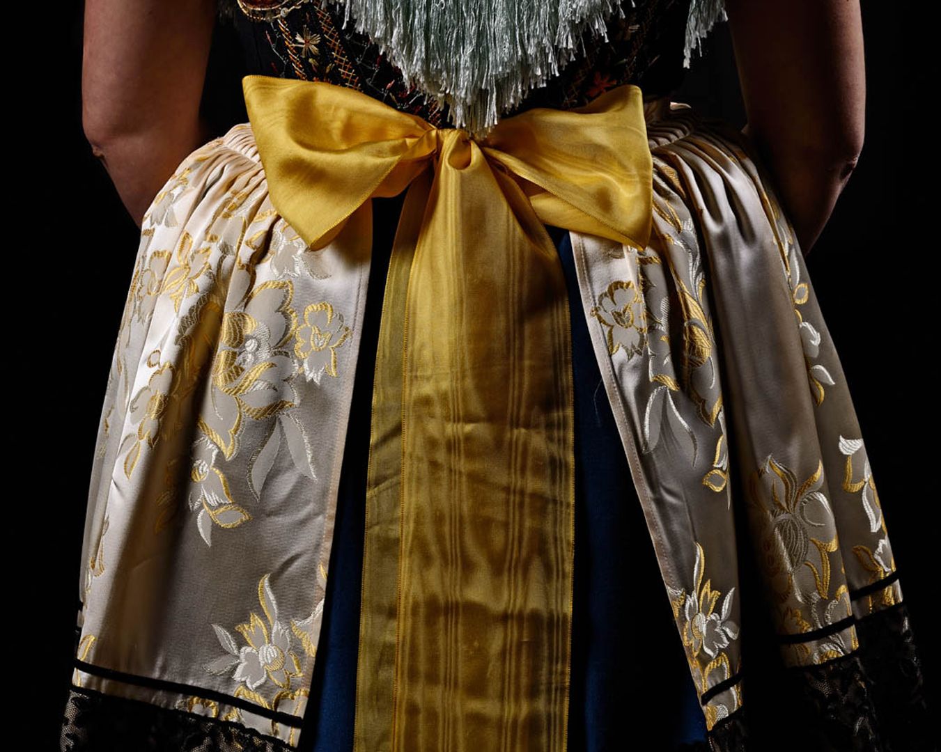Junge Frau in Effeltricher Tracht | Kunstwerk | virtuelles Museum ...
